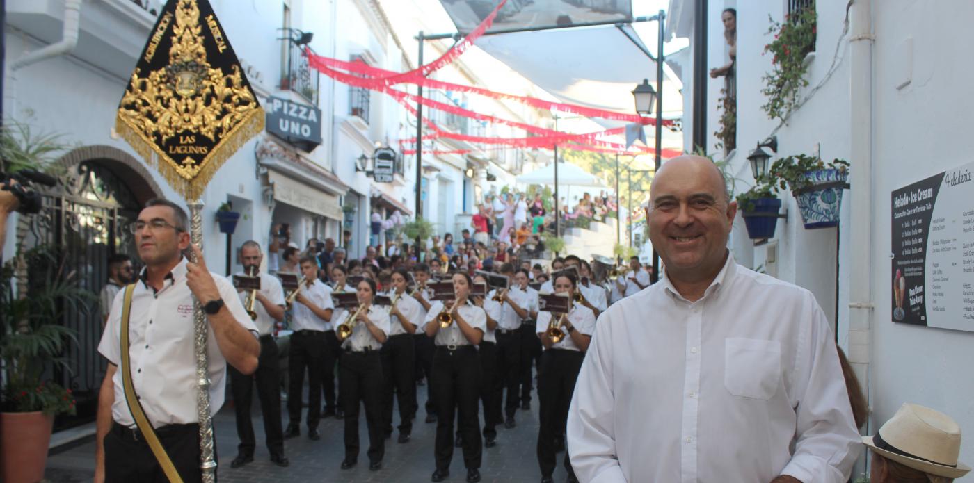 Mijas Pueblo se llena de acordes de alegría con el desfile de las ...