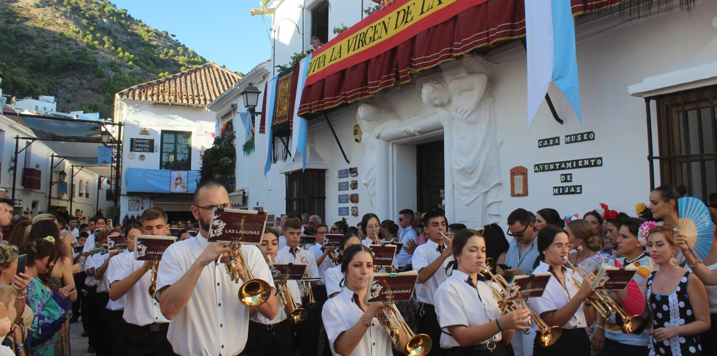 Mijas Pueblo se llena de acordes de alegría con el desfile de las ...